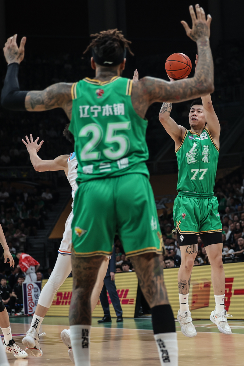 组图：CBA总决赛G1辽宁击败新疆 赵继伟突入禁区