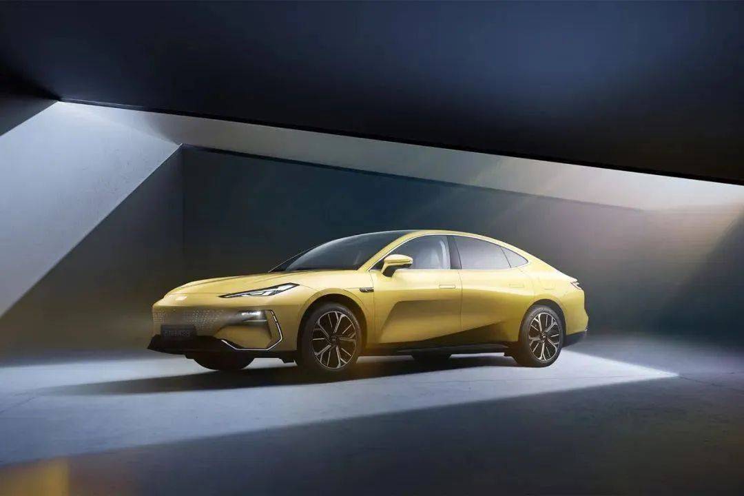 快评银河E8：价格下探到16万级，400V也不藏着，吉利很实诚_搜狐汽车_搜狐网