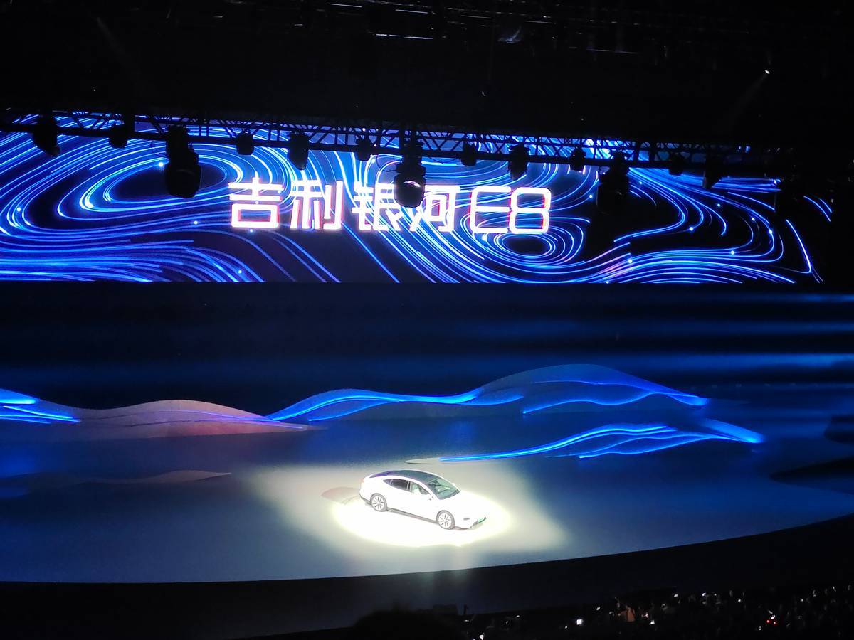 银河E8正式上市！全系标配SEA架构、8295芯片，网友：汉EV这还怎么卖？_搜狐汽车_搜狐网