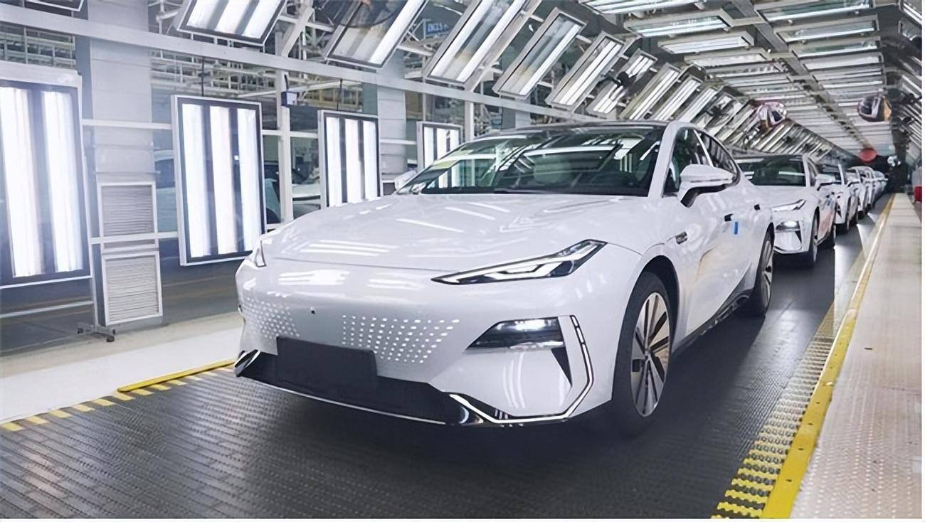 春节购车正当时，银河E8标配45英寸8K大屏，回家的路上不无聊！_搜狐汽车_搜狐网