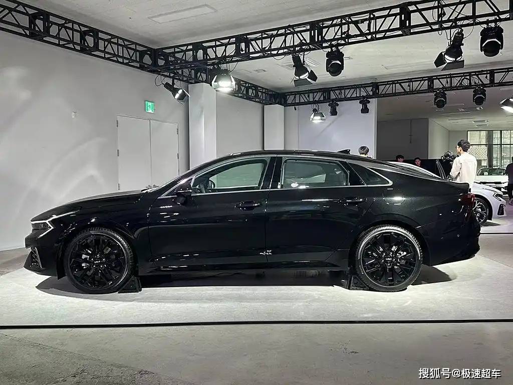 全新一代起亚K5来啦，CVVD发动机技术+64色氛围灯，GT版更有魅力_搜狐汽车_搜狐网