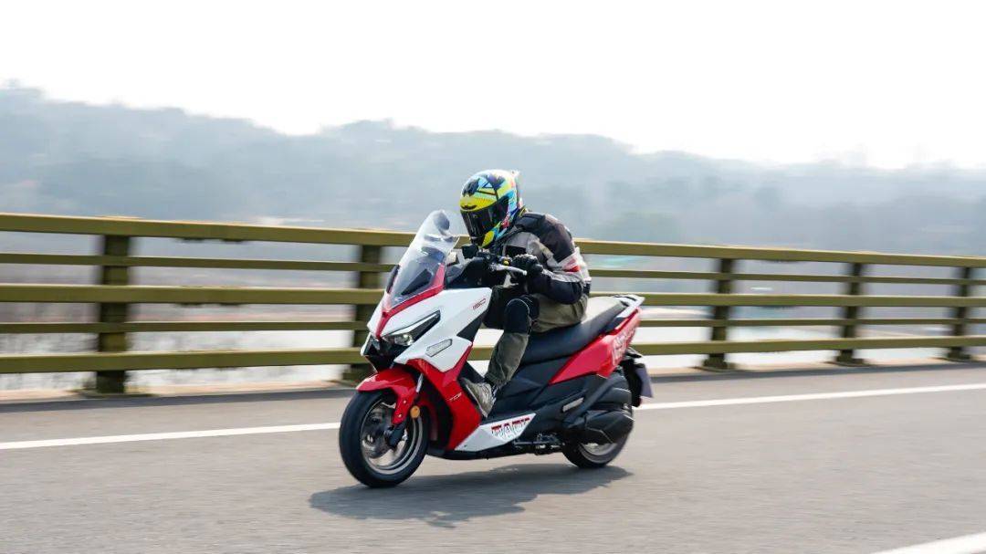 光阳亮剑，高端150踏板里的首选—16660元Racing H150动态测评_搜狐汽车_搜狐网