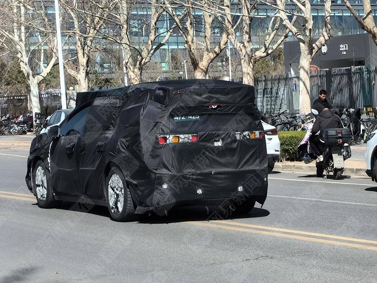 理想M7谍照曝光！定位跨界SUV，MEGA前脸+普锐斯车尾能接受？_搜狐汽车_搜狐网