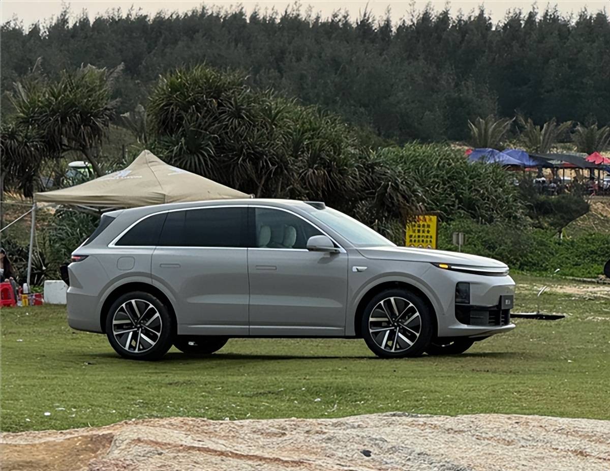 理想L6实车曝光：主打25-30万级！对标火热华为问界M7，外观和L7几乎完全一致_搜狐汽车_搜狐网