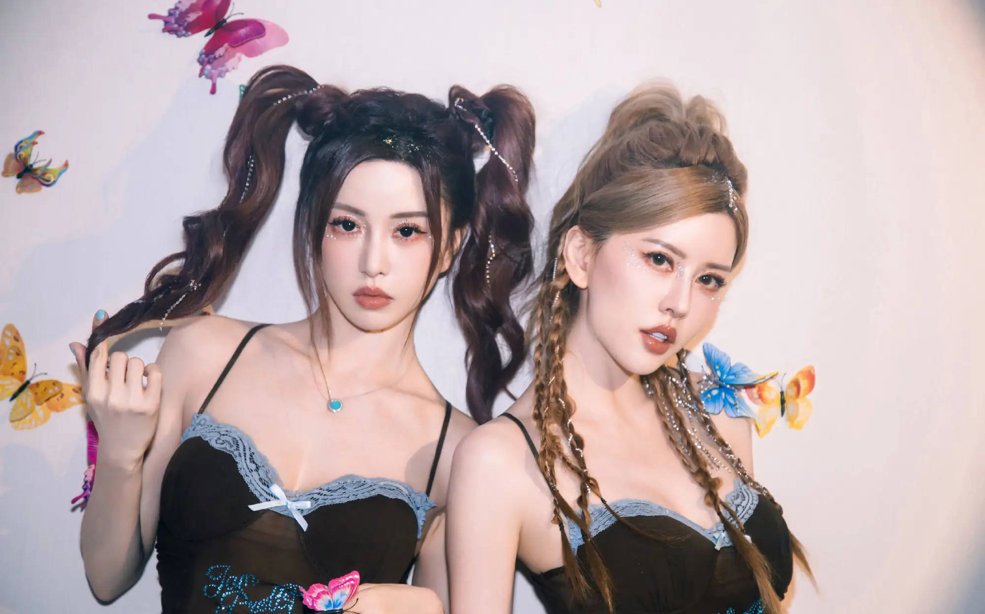 BY2双人女团妆写真释出！双胞胎姐妹花似俏皮少女-搜狐大视野-搜狐新闻