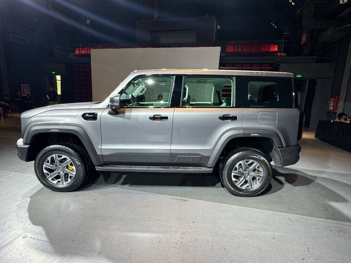 刀切斧砍、翻滚数圈还能开？BJ40刀锋英雄血槽这么厚？_搜狐汽车_搜狐网