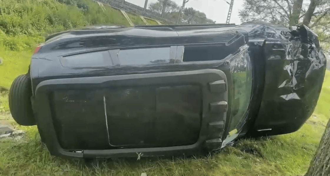 真事儿深蓝G318时速100km/h翻滚，车内人员仅轻微受伤_搜狐汽车_搜狐网