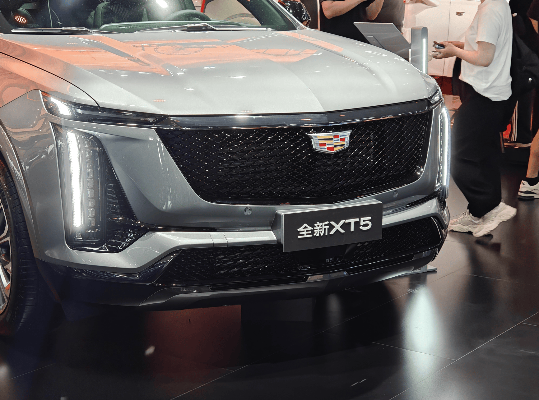 33英寸的9K曲面屏加持 2024成都国际车展实拍全新凯迪拉克XT5_搜狐汽车_搜狐网