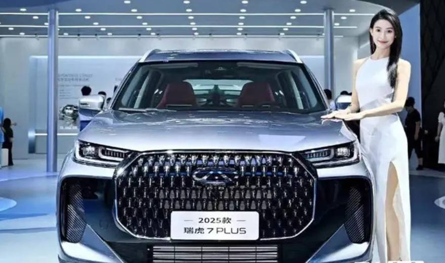 奇瑞2025款瑞虎7 PLUS亮相成都车展，全系标配1.6T发动机+8AT变速箱_搜狐汽车_搜狐网