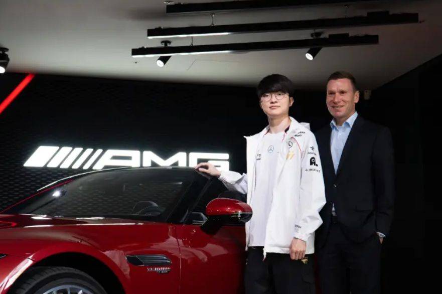 Faker秀奔驰新车合照！价格200万的跑车到手了_英雄联盟_汽车_定制