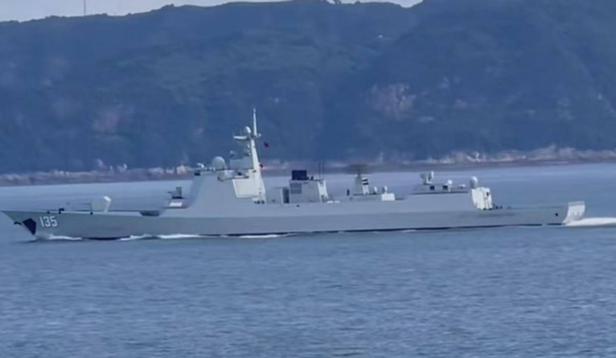 头顶小神盾,最新批次052D首舰领衔出征,入列不到半年就前出西太_相控阵雷达_中国海军_达州