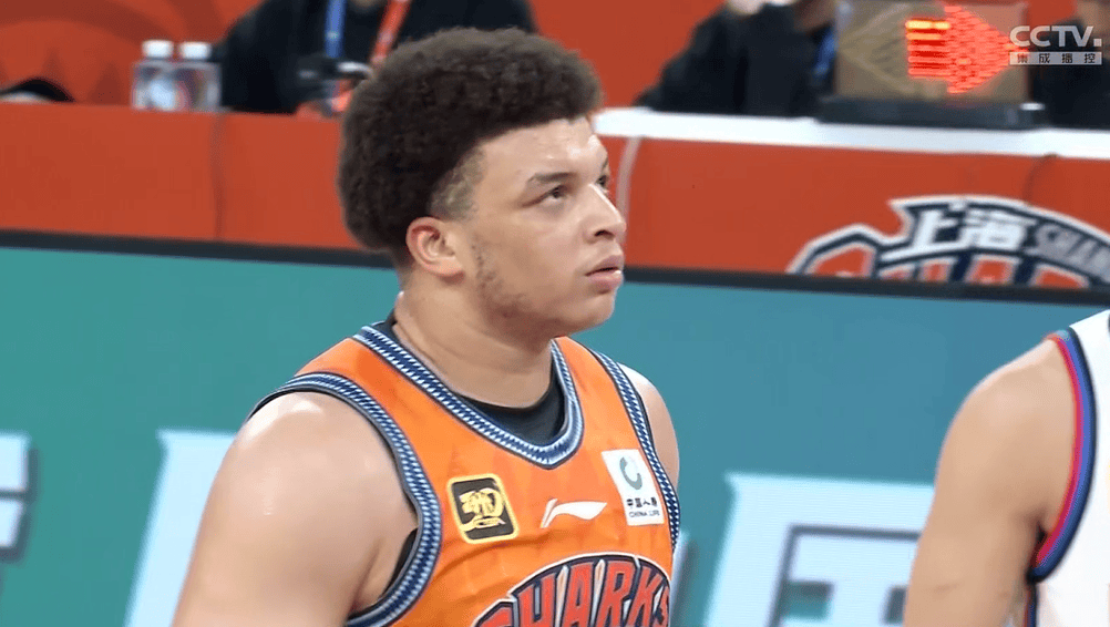 CCTV5直播！19:35，强强对话，菜鸟冲10连胜，冠军教头给机会吗？_上海男篮_卢伟_北控