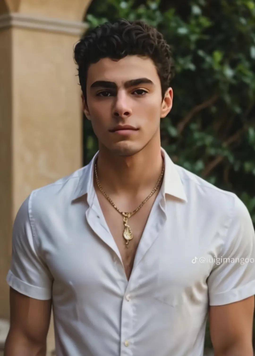 路易吉更多生活私照曝光，从小帅到大，这颜值把著名演员都给比下去了_小时候_衣架子_黑发