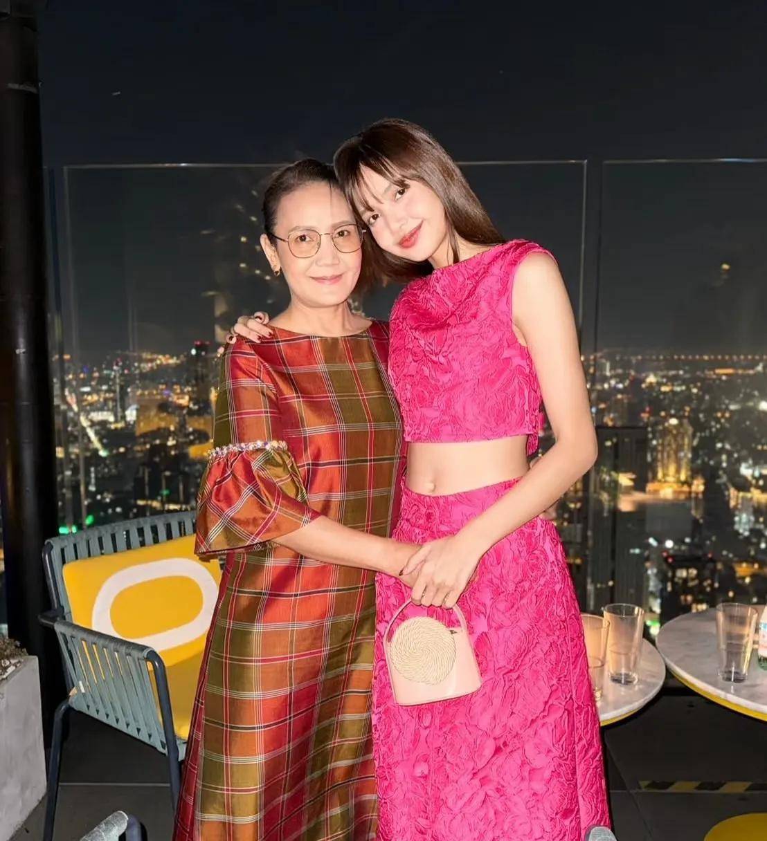 Lisa带妈妈与LV三公子吃饭，为未来嫂子带货努力融入男方家_关系_家庭_豪门