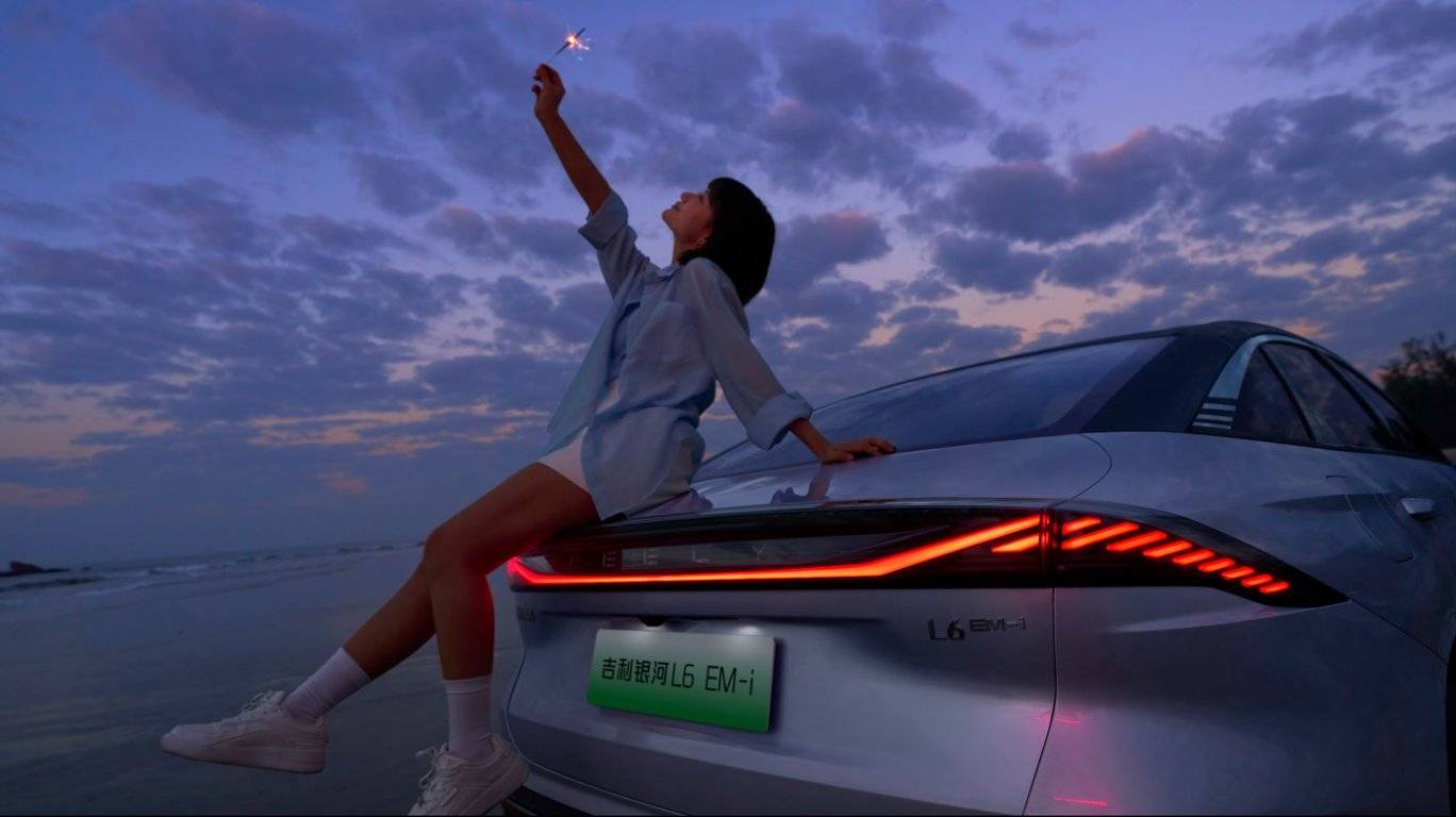 银河L6 EM-i售价7.98万起，油耗进入2L，电混家轿新爆款！_搜狐汽车_搜狐网