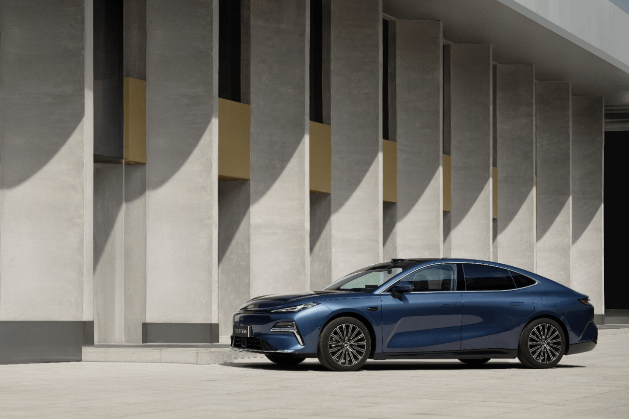 颠覆中大型电混轿车市场 吉利银河星耀8启动预售_搜狐汽车_搜狐网