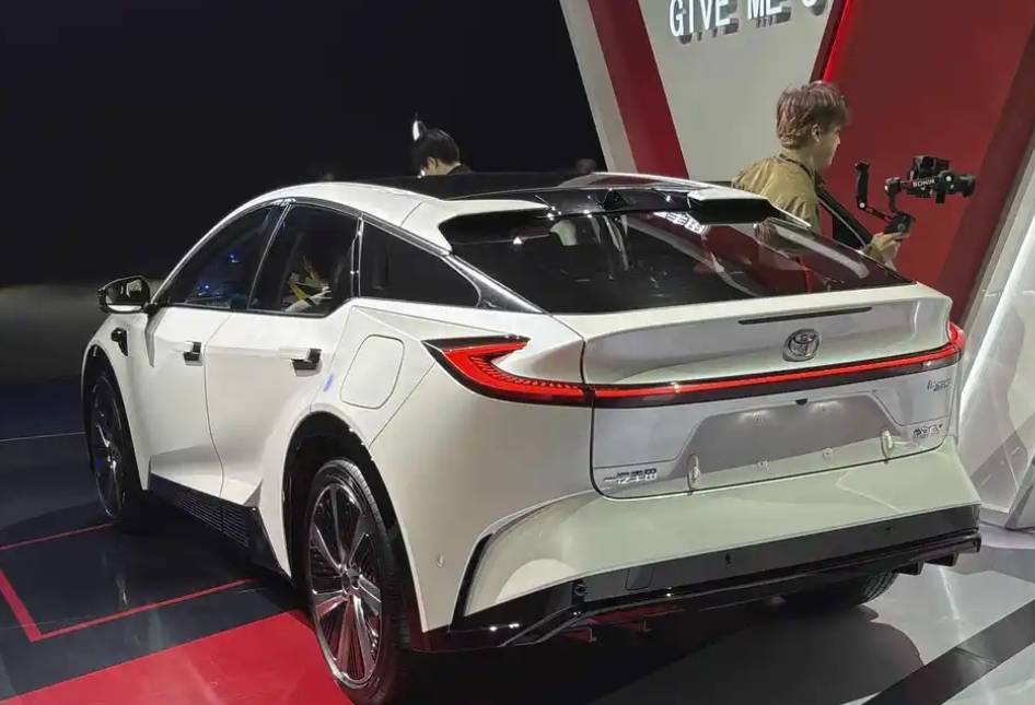 丰田 bZ5 开启预售，中型纯电 SUV 焕新登场引关注_搜狐汽车_搜狐网