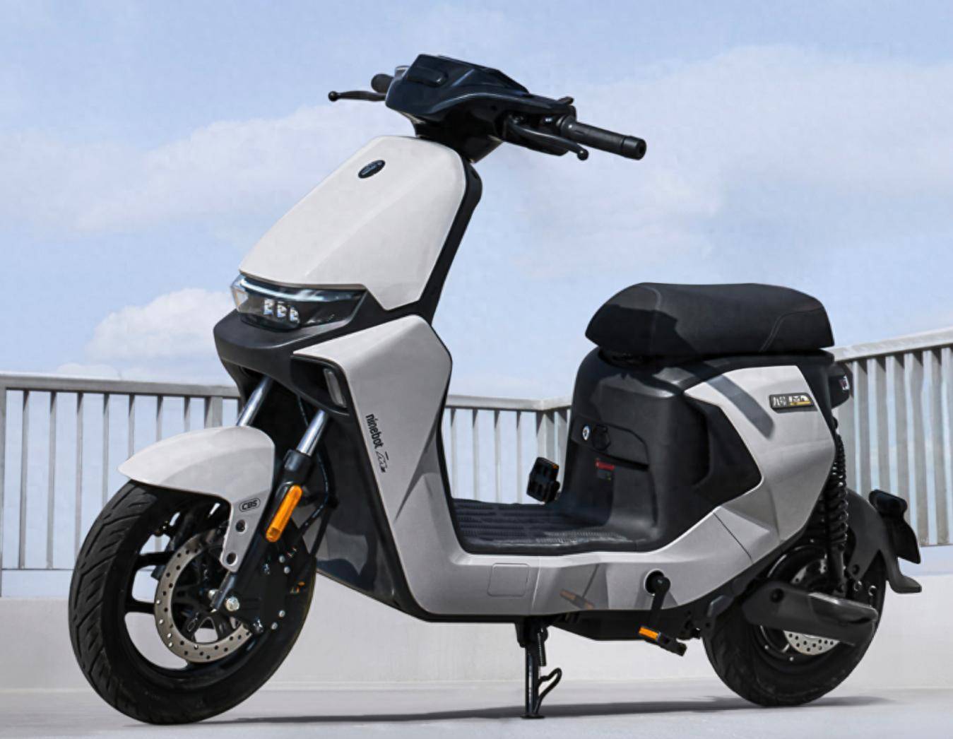 新国标电自也越级？九号电动Mz 110巅峰续航+智驾有点猛_搜狐汽车_搜狐网