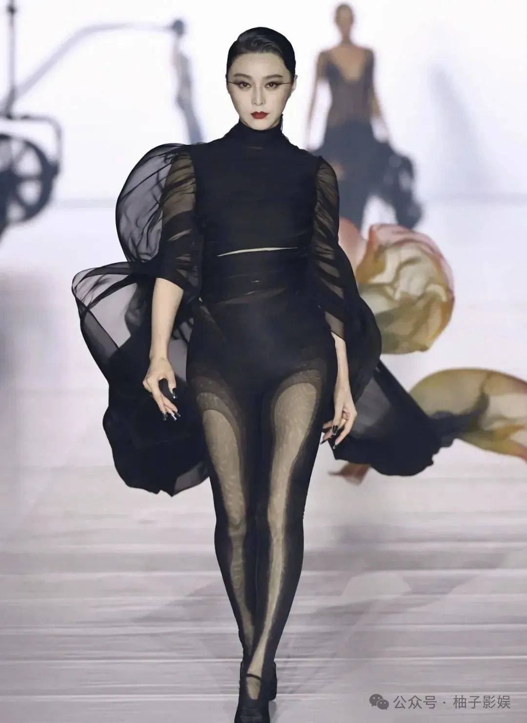 43岁范冰冰和黑人模特同台走秀，果然没有对比就没有伤害，全方位碾压！ - 娱乐八卦