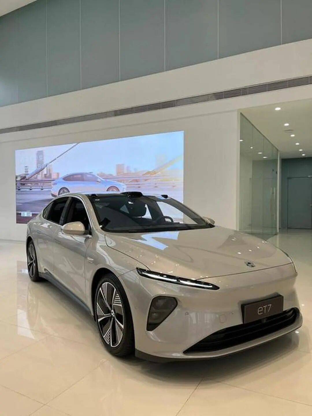 奔驰电动化在华遇冷：销量暴跌与转型阵痛_搜狐汽车_搜狐网