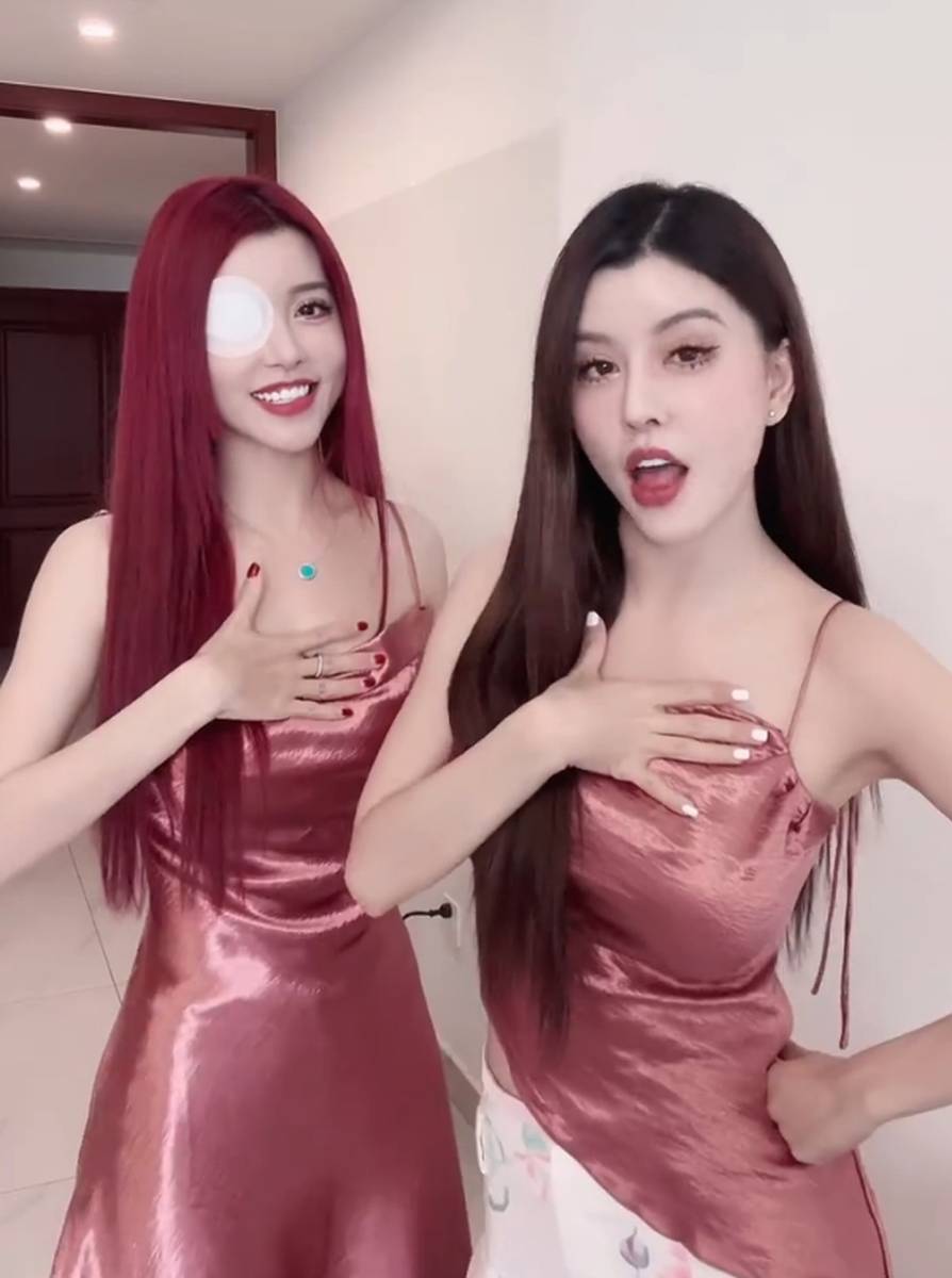 BY2姐妹俩同框跳《凑热闹》舞蹈 穿性感吊带超养眼