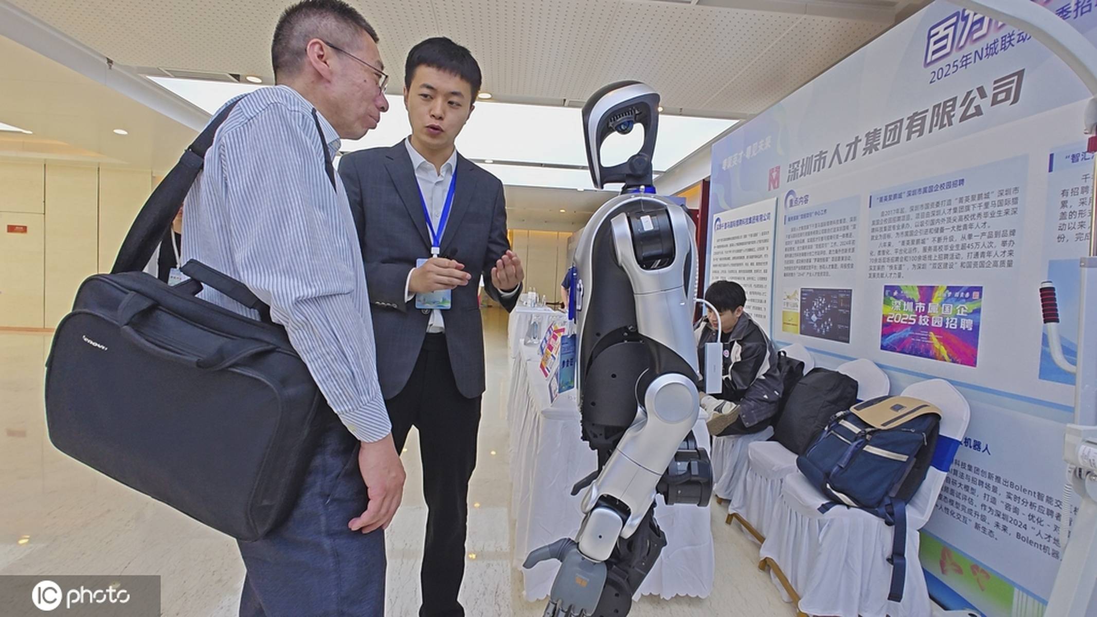 Bolent人形机器人化身“智能导览员”助阵招聘会