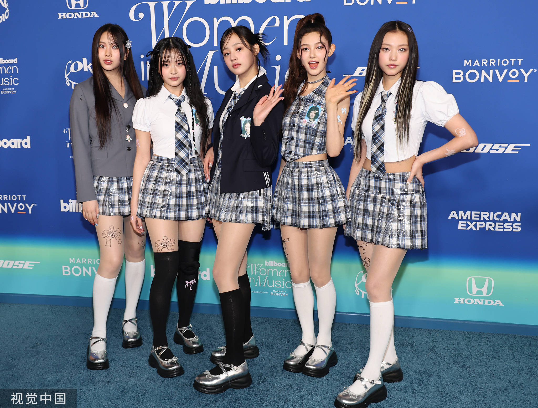 NewJeans现身美国走红毯 穿JK格子裙活力四射-搜狐大视野-搜狐新闻