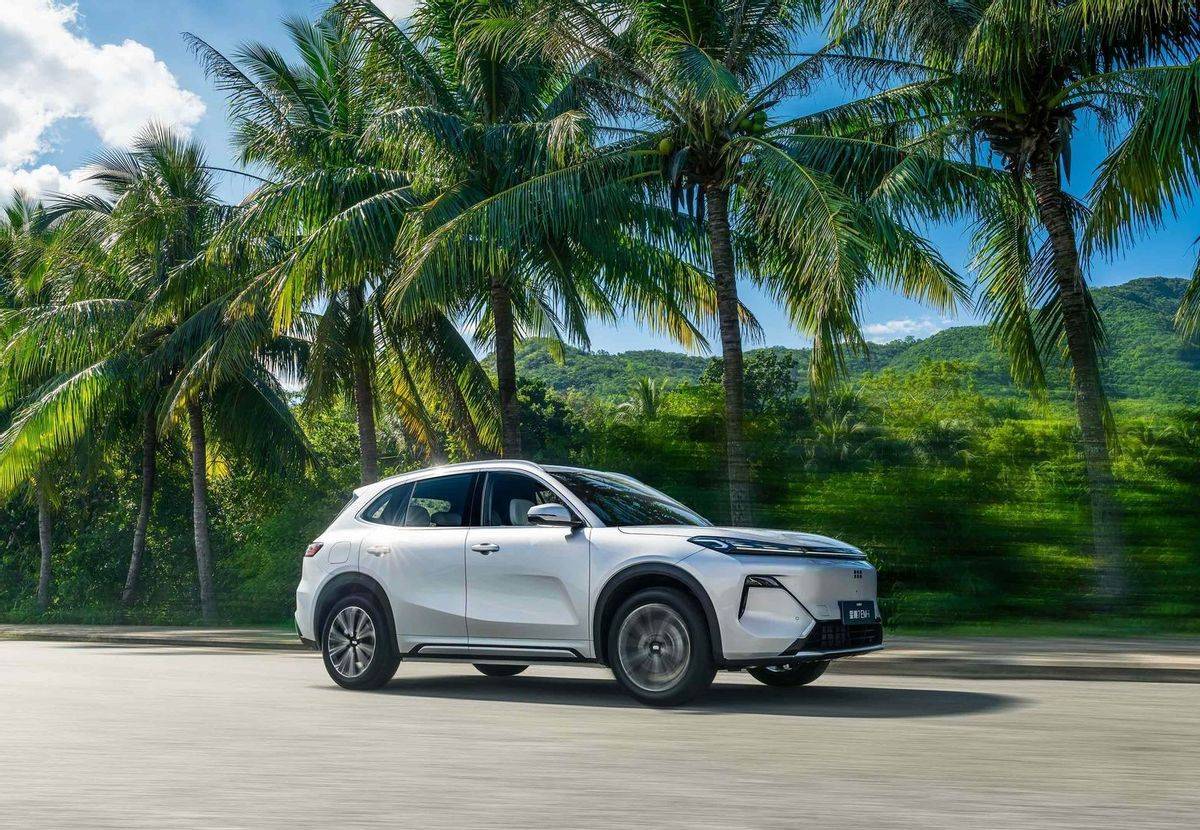 吉利银河星舰7 EMi上市，搭超级电混售9.98万起，能否撼动比亚迪地位？_搜狐汽车_搜狐网