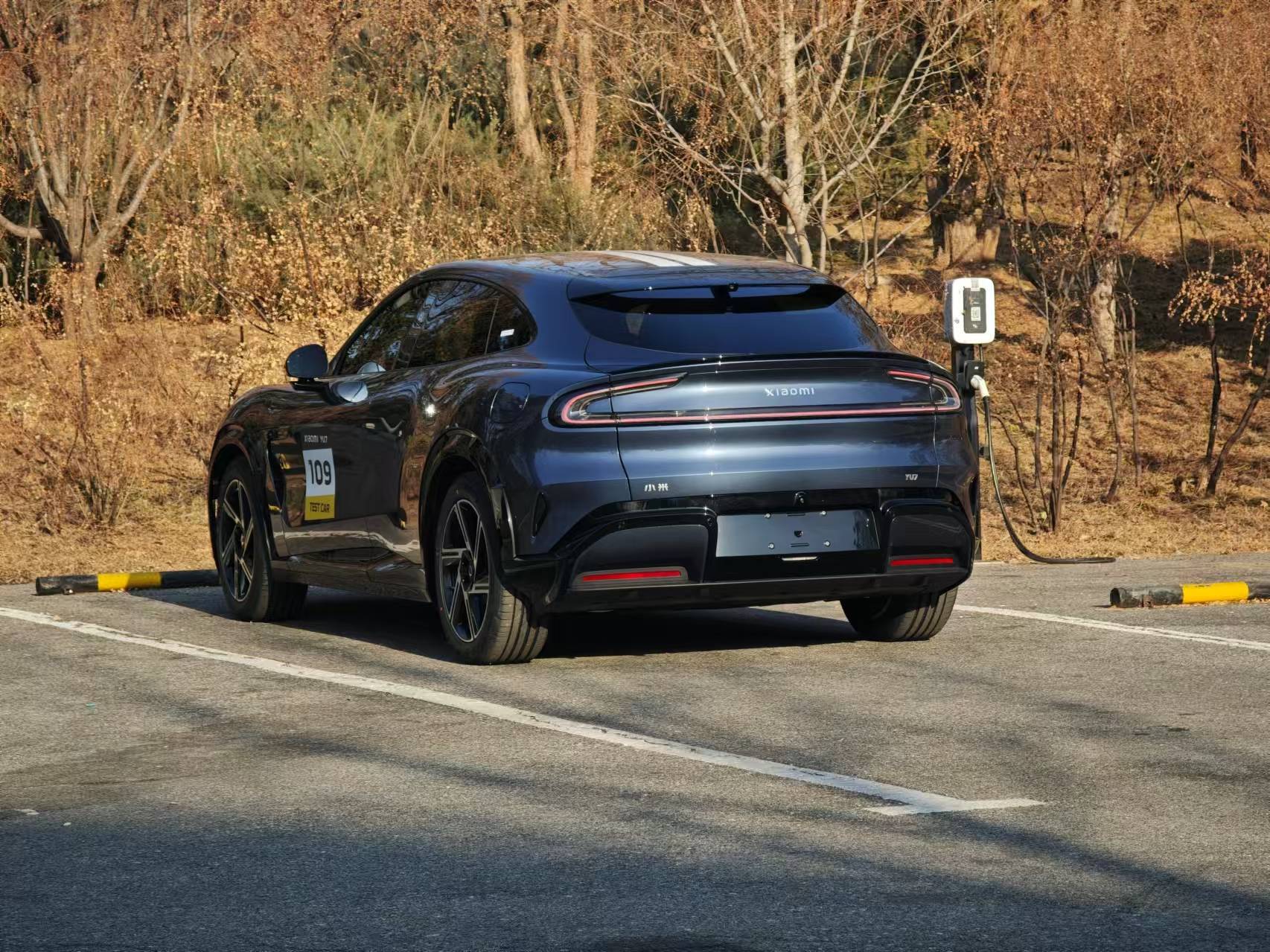 小米YU7现身北京，外观酷似法拉利Purosangue，网友直呼帅气！_搜狐汽车_搜狐网