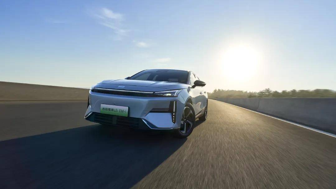 吉利银河L6 EMi预售火爆，2L级油耗引领A级电混家轿新风尚！