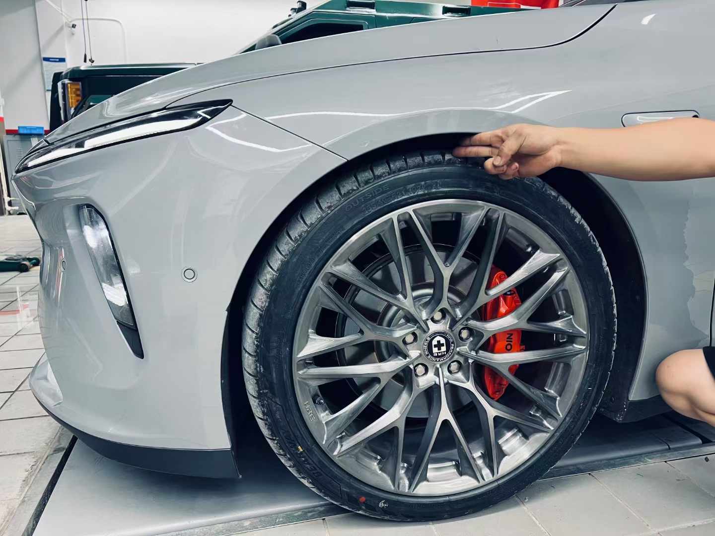 蔚来 ET7 通过AIRBFT狗骨可调降低拉杆实现低趴姿态？_搜狐汽车_搜狐网