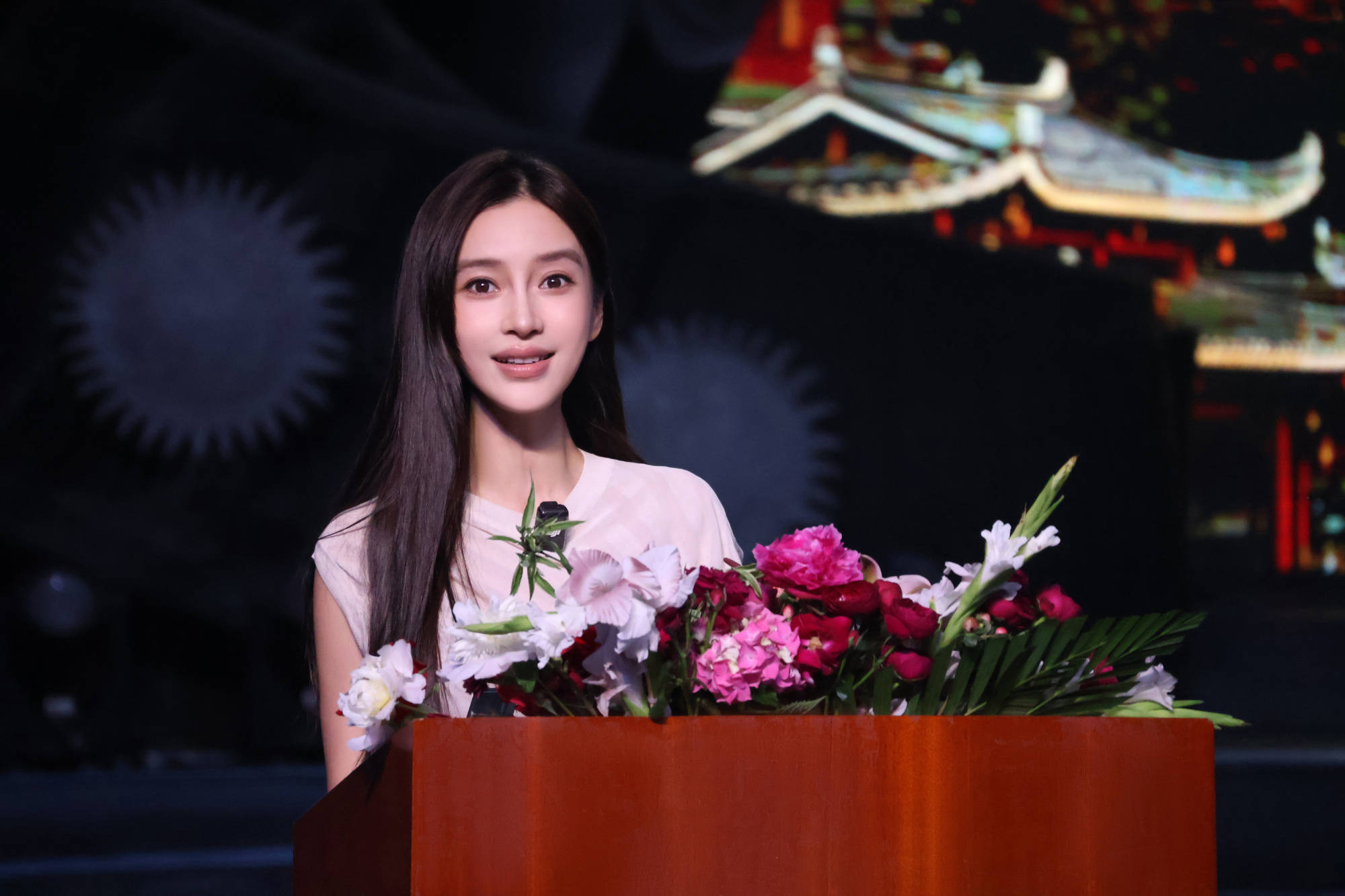 杨颖解锁新身份！担任雷山县非遗推荐官_苗寨_匠心_雷公山