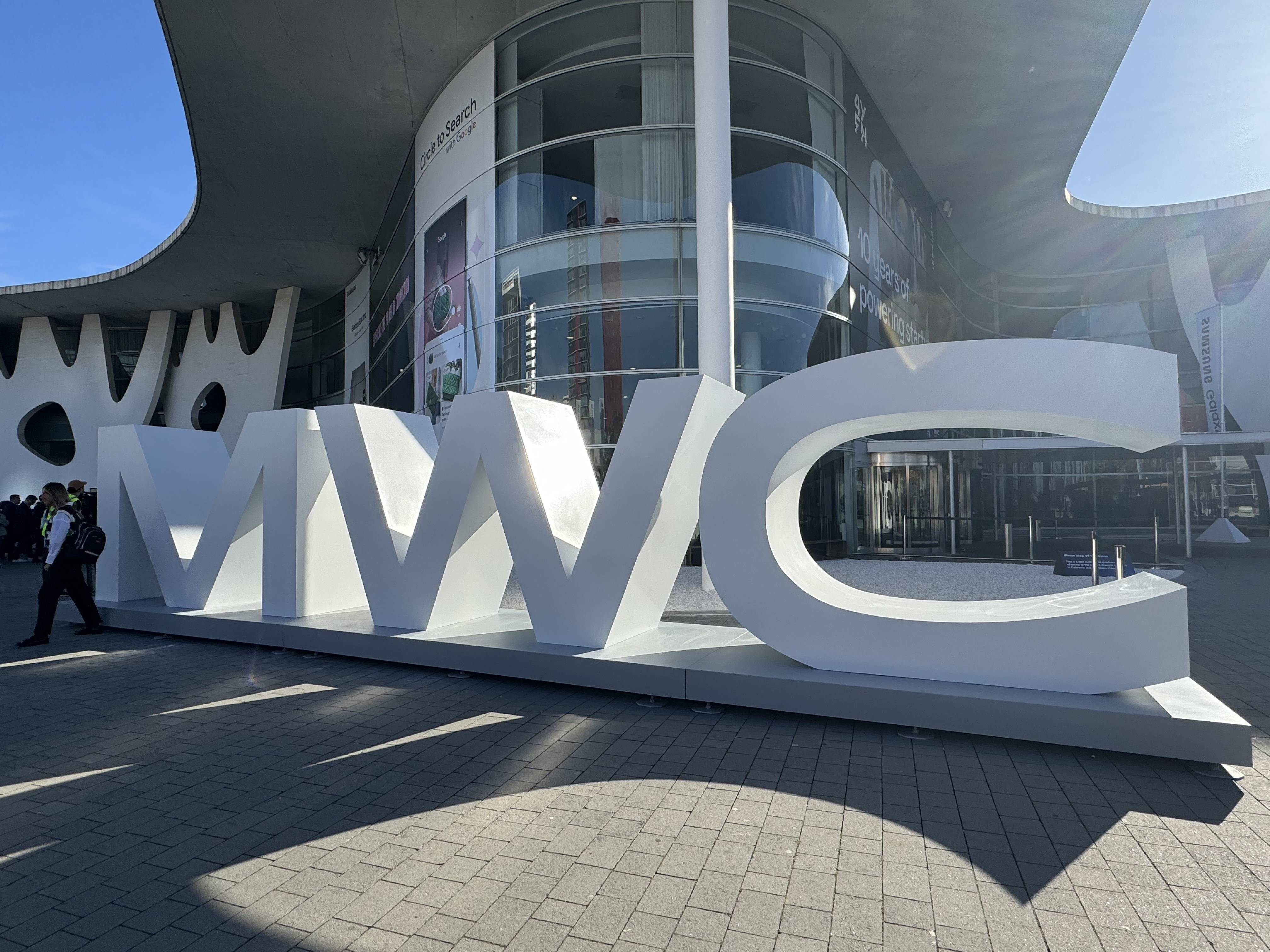 MWC2024直击丨5G+AI强强联合，通信业角逐终端侧AI_华为_网络_全球