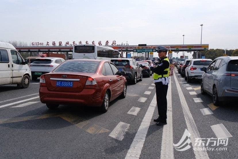 出行高峰进行时！G1503高东收费站往崇明上行流量已达每小时4000余辆_浦东_保障_方向