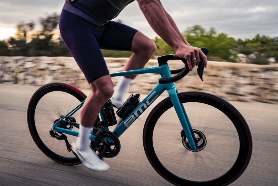 BMC推出第三代Roadmachine系列：重新定义耐力自行车标准_搜狐汽车_搜狐网