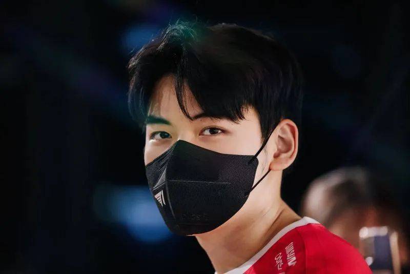 Guma：Bin让T1和GEN等着挨虐，但BLG世界赛输给了我们呀；周淑怡晒比基尼 自称美人鱼；擦边直播都这么卷了？_选手_比赛_赛制