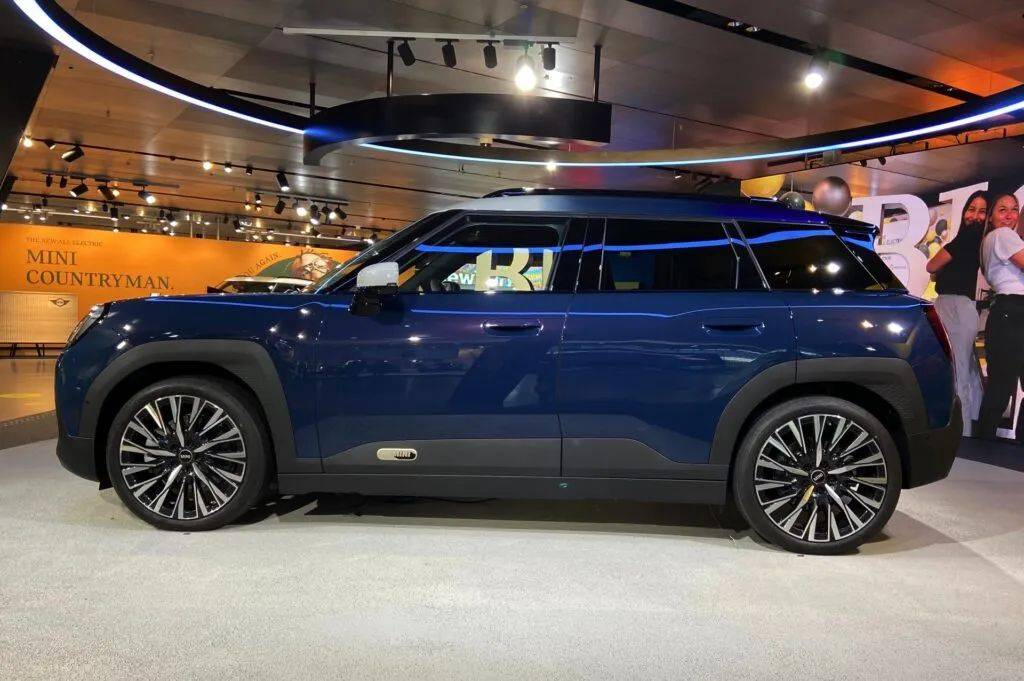 实拍全新电动MINI Aceman，经典风格一眼可辨_搜狐汽车_搜狐网