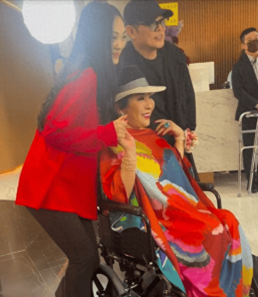 李连杰父女出席向太新店开幕式！地位超然稳站C位，向佐夫妇靠边_Jane_坐轮椅
