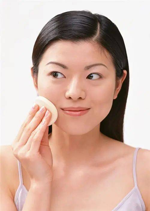 给女人的建议:化妆别用粉底液了,懂行人都用它代替,妆容更精致皮肤时候时间