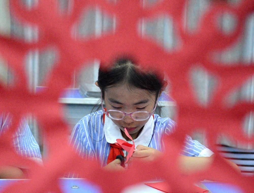 河北献县：非遗文化进课堂 剪纸艺术润童心_胡宇婷_活动_邵明明