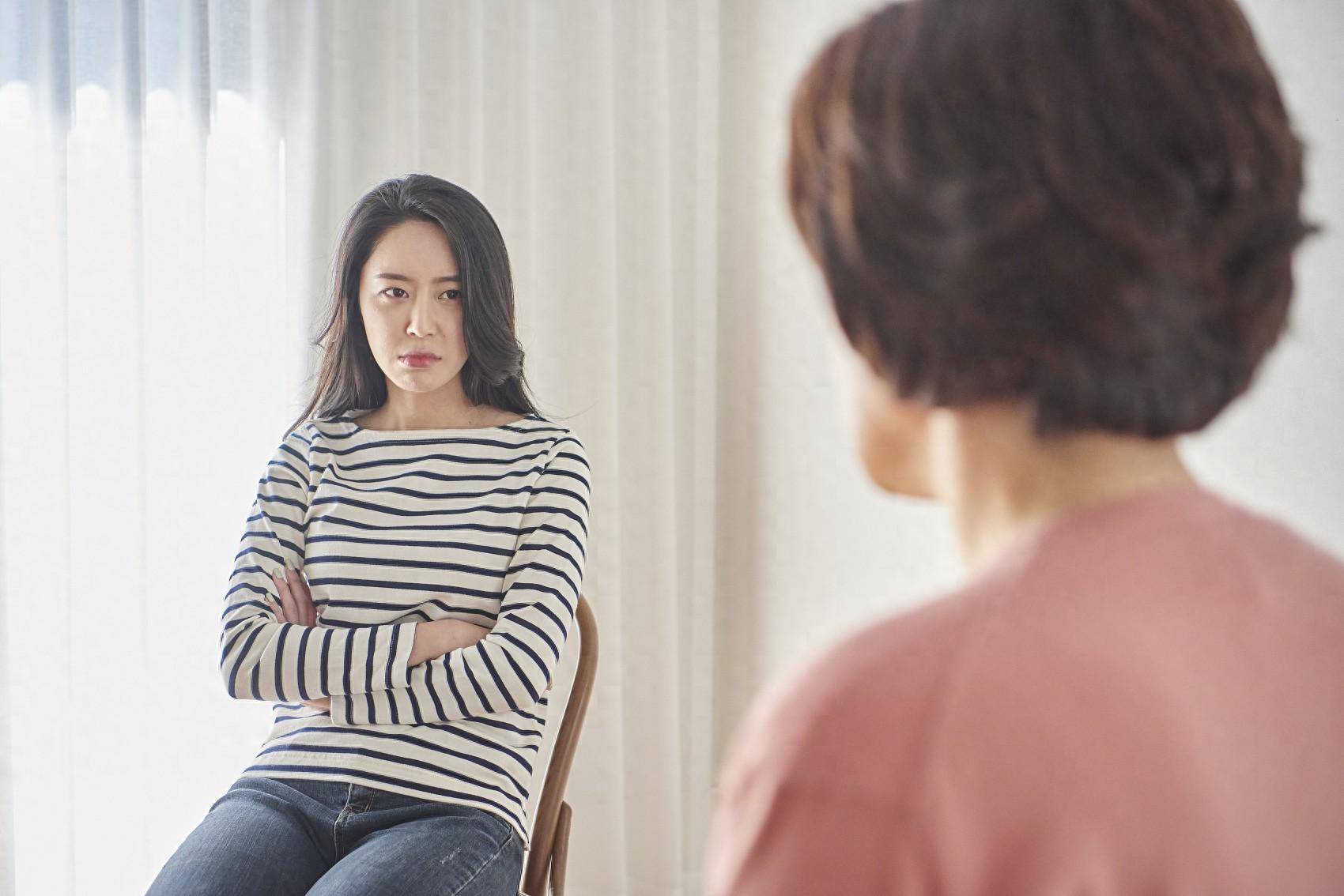 全职妈妈含泪哭诉： 培养女儿多年，她为了一个男生与我断绝母女关系”母亲孩子父母
