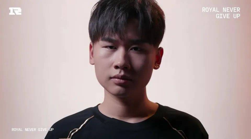 RNG队内矛盾爆发，WEI现场发火，气到要摔耳机，汤圆操作引发众怒_比赛_观众_大战队