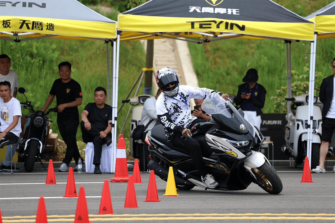 天鹰TX250“大丝赛”燃情赛道,火爆出圈！_搜狐汽车_搜狐网