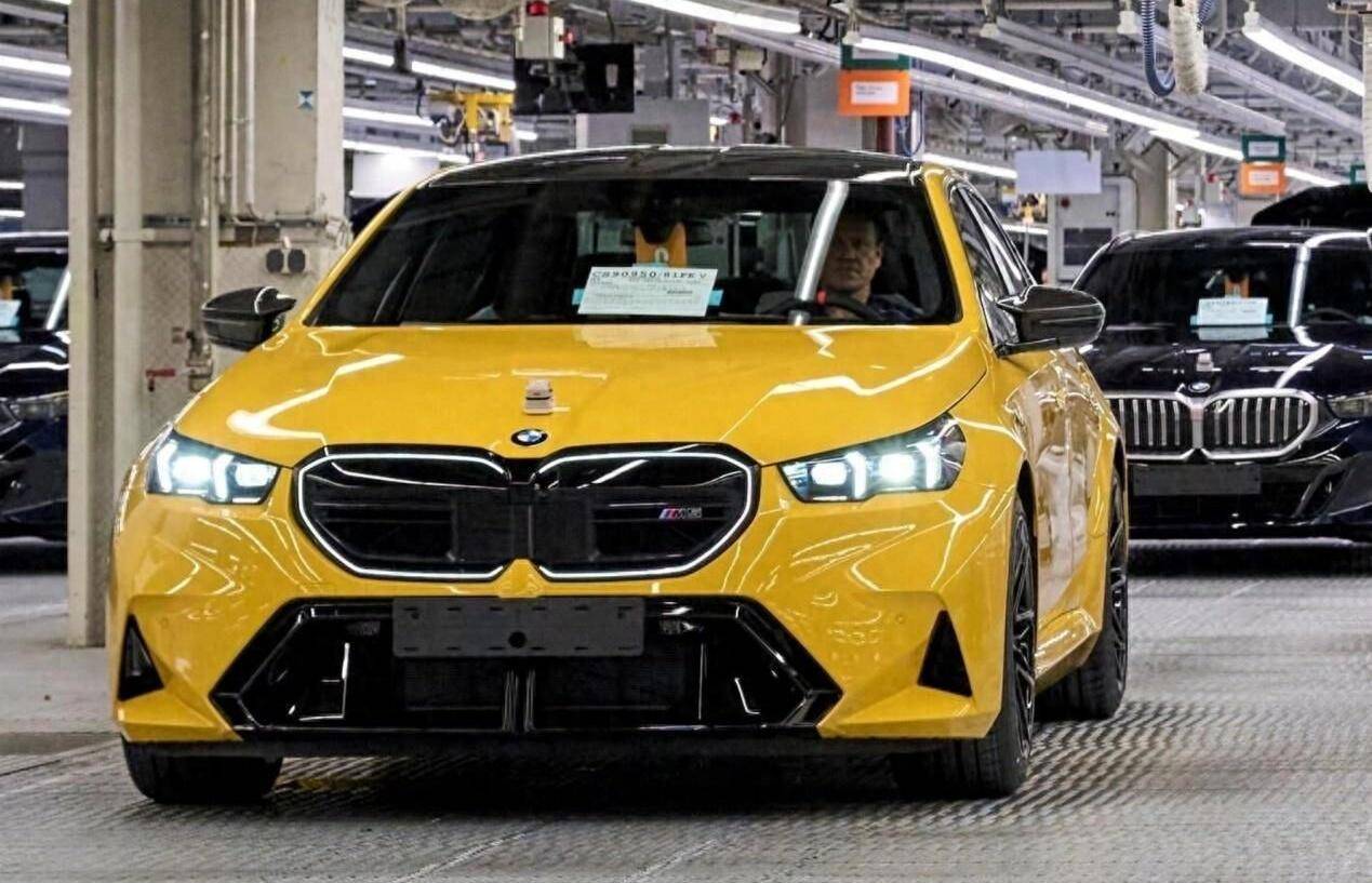 这才是宝马5系“完整体”！全新宝马M5下线，搭4.4T V8插混系统_搜狐汽车_搜狐网