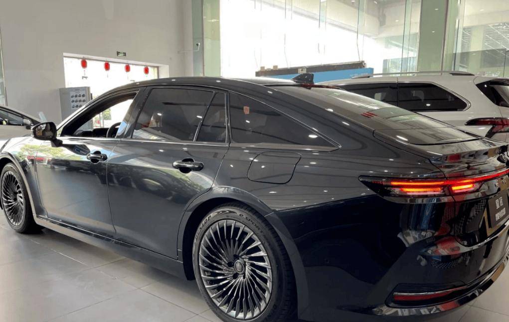 进口丰田皇冠高调上市，2.4T+6AT+370马力，提速5.8秒，仅30万起，气场十足！_搜狐汽车_搜狐网