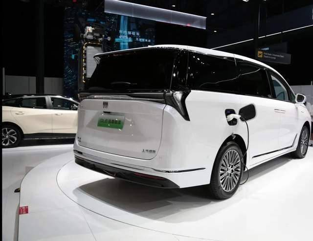 【2024成都车展亮点】别克GL8陆尊PHEV亮相：综合续航达1370km，豪华智能升级_搜狐汽车_搜狐网