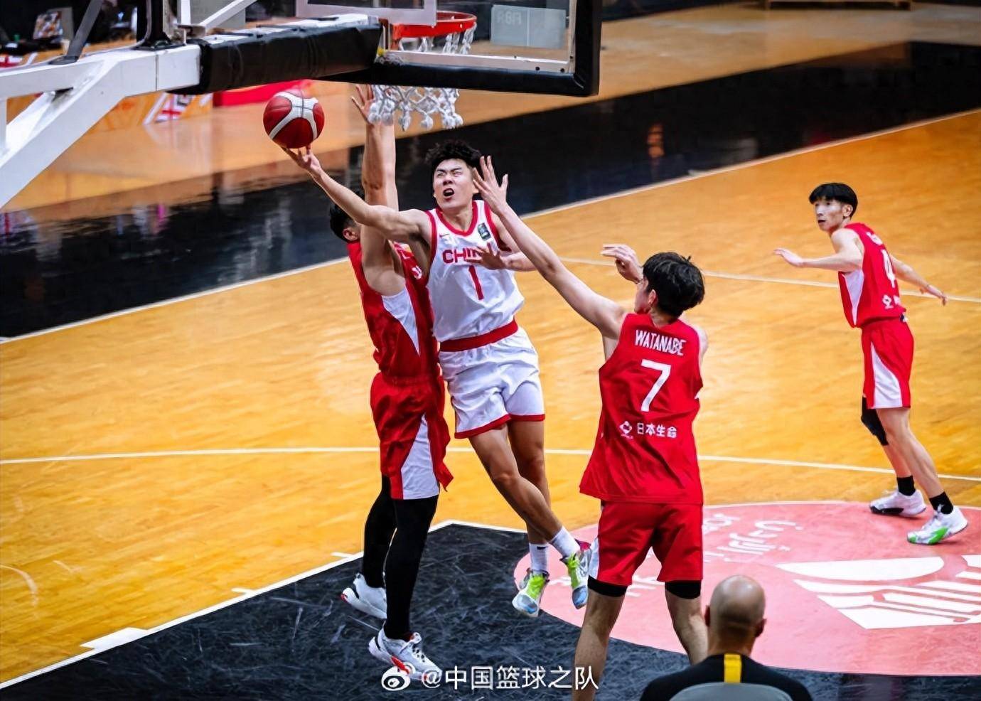 三分绝杀！中国U18男篮12分逆转日本，小组赛三战全胜头名晋级，张博源砍下22分_篮板_亚洲杯_CBA