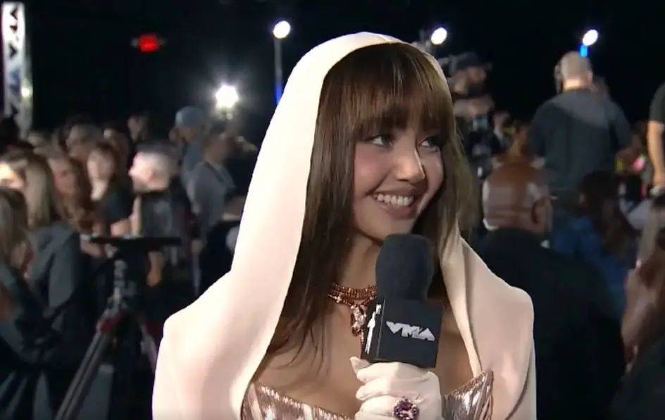 Lisa放弃欧美范儿，新造型回归亚洲审美，看起来顺眼多了？_魅力_才是_Mugler