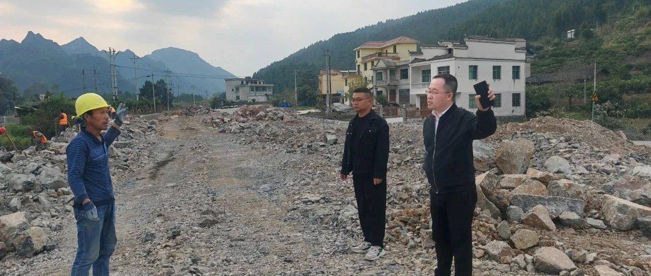 张晓亮现场调度G354江口凯德至两路口公路项目建设_施工_组织_德江
