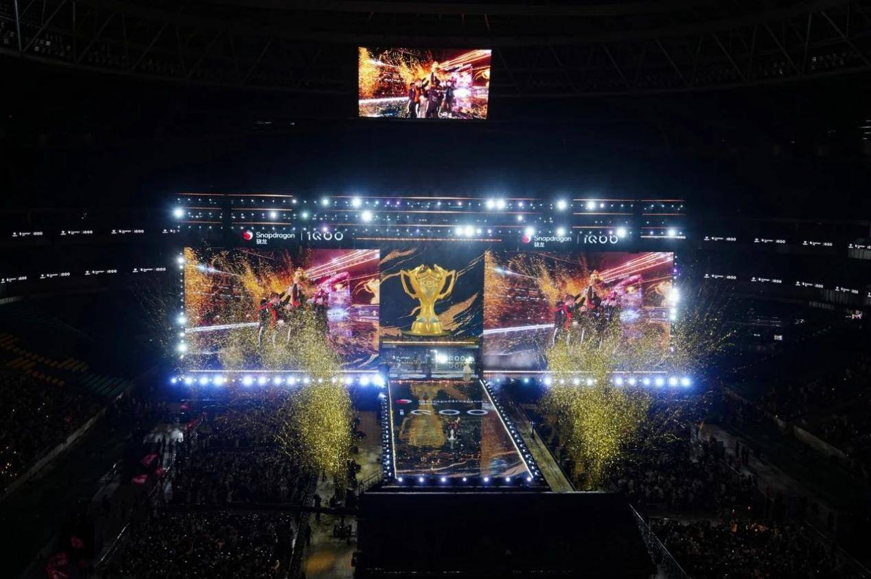 “幕后英雄”助力王者表现，成都AG超玩会队登顶KPL年度总决赛_电竞_比赛_选手